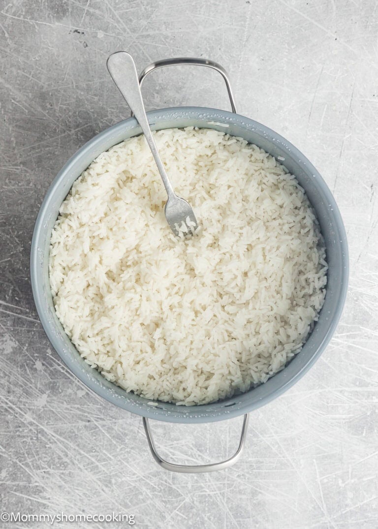 How To Cook Fluffy Rice On Stove (Beginner-Friendly Guide!) - Mommy's ...