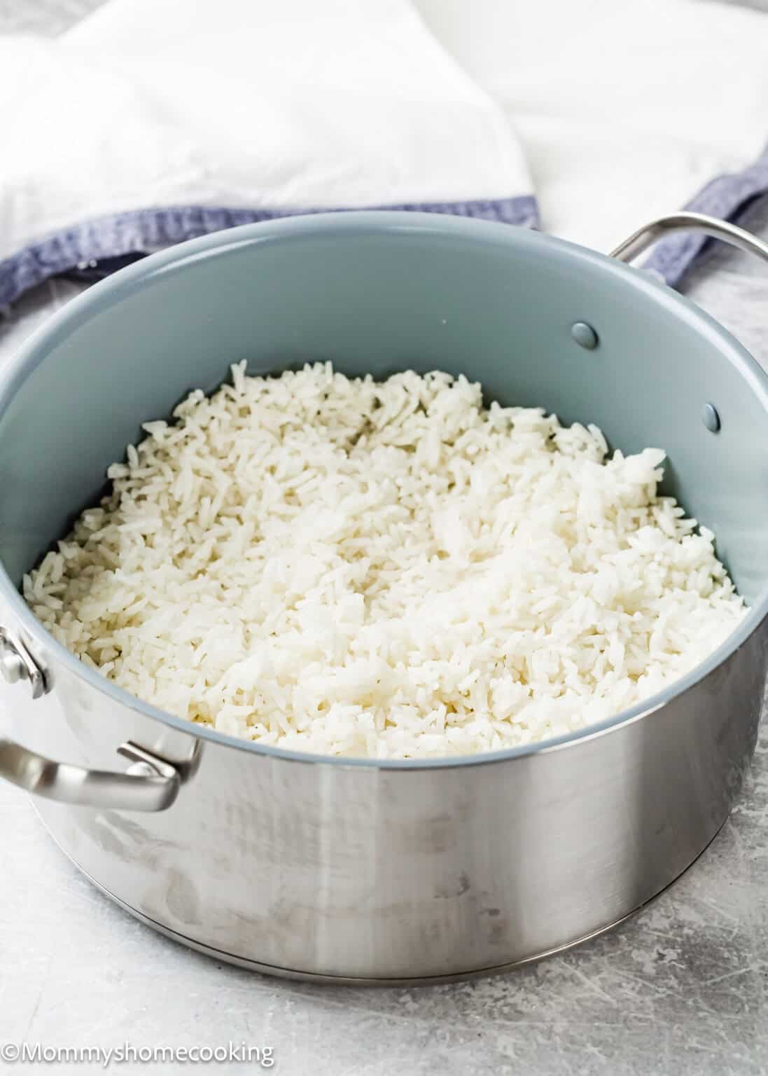 How To Cook Fluffy Rice On Stove (Beginner-Friendly Guide!) - Mommy's ...